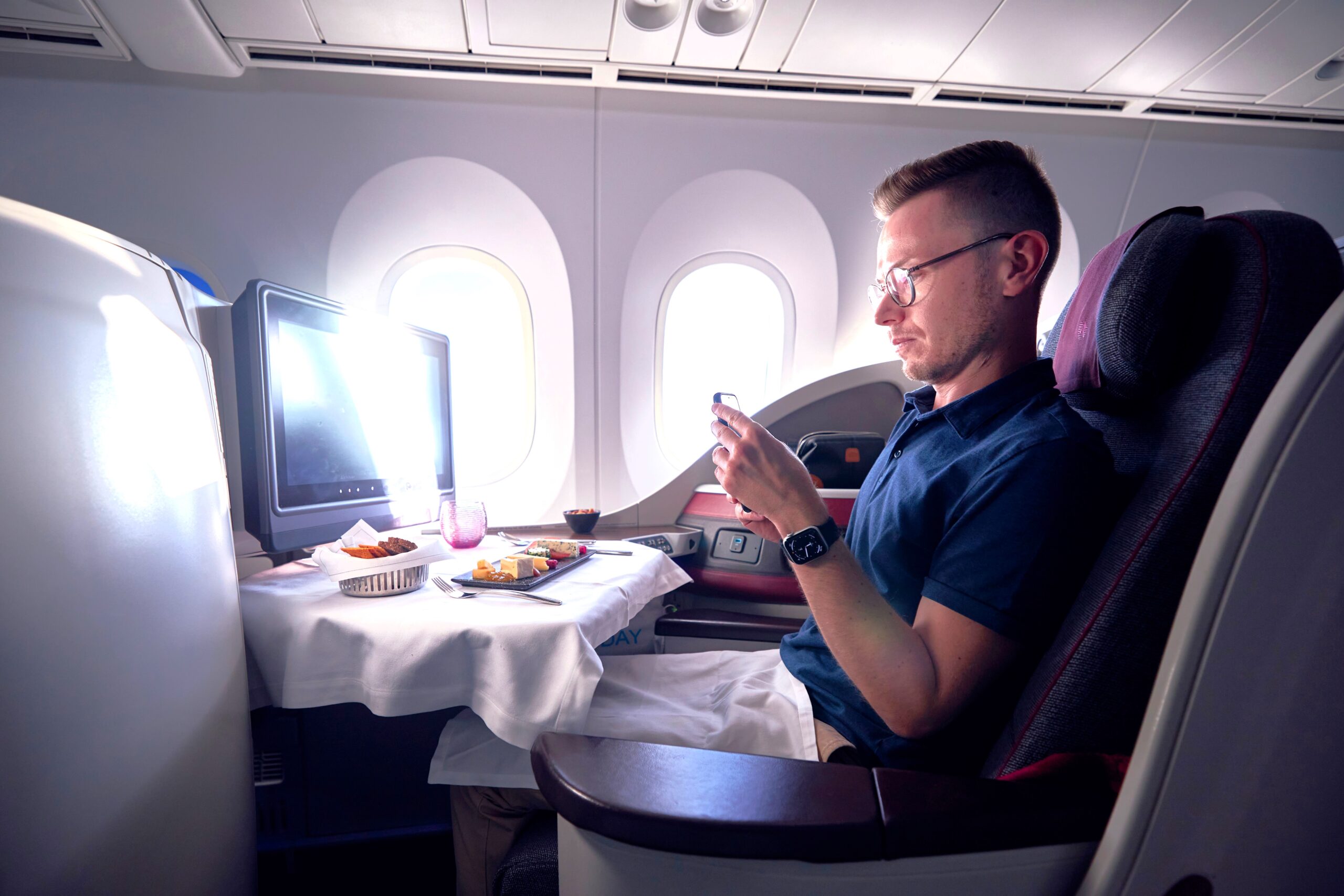 Har fått nok av trange seter - spanderer på seg flyluksus - flysmart24.no